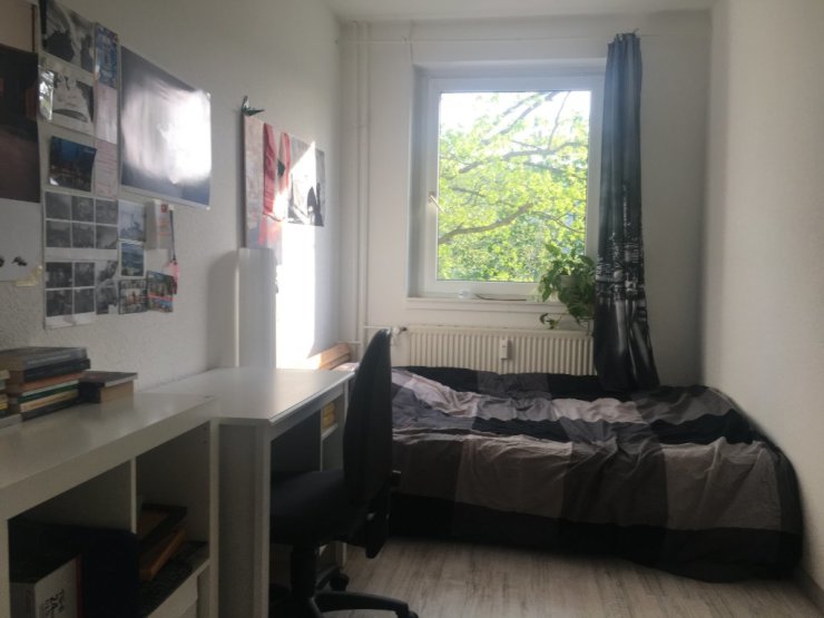 Quiet furnished room + 18m2 living room in 2 person shared flat, very ...