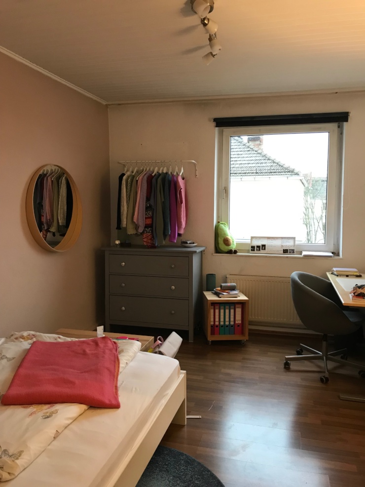 Möbliertes (bei Bedarf un-/teilmöbliertes) WG Zimmer im Stadtzentrum ab ...