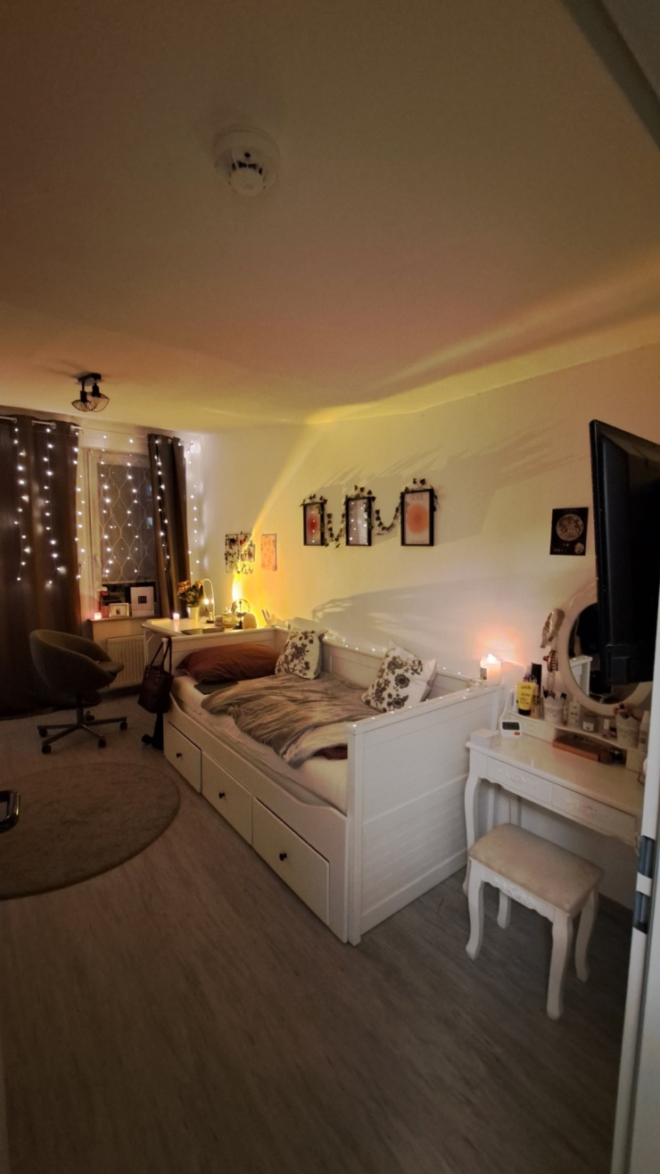 Helles WG-Zimmer mit Balkon in 3er WG - WG Zimmer in Frankfurt am Main-Nieder-Eschbach